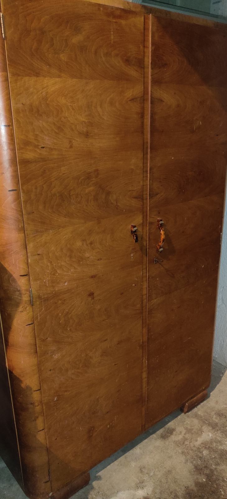 POKLANJAM dva starinska garderobna ormara