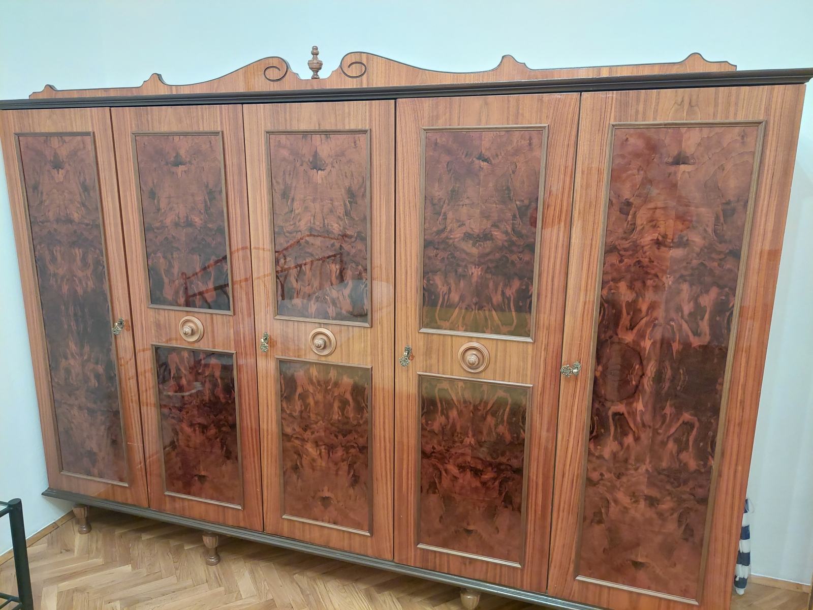 POKLANJAM ORMAR I KOMODU