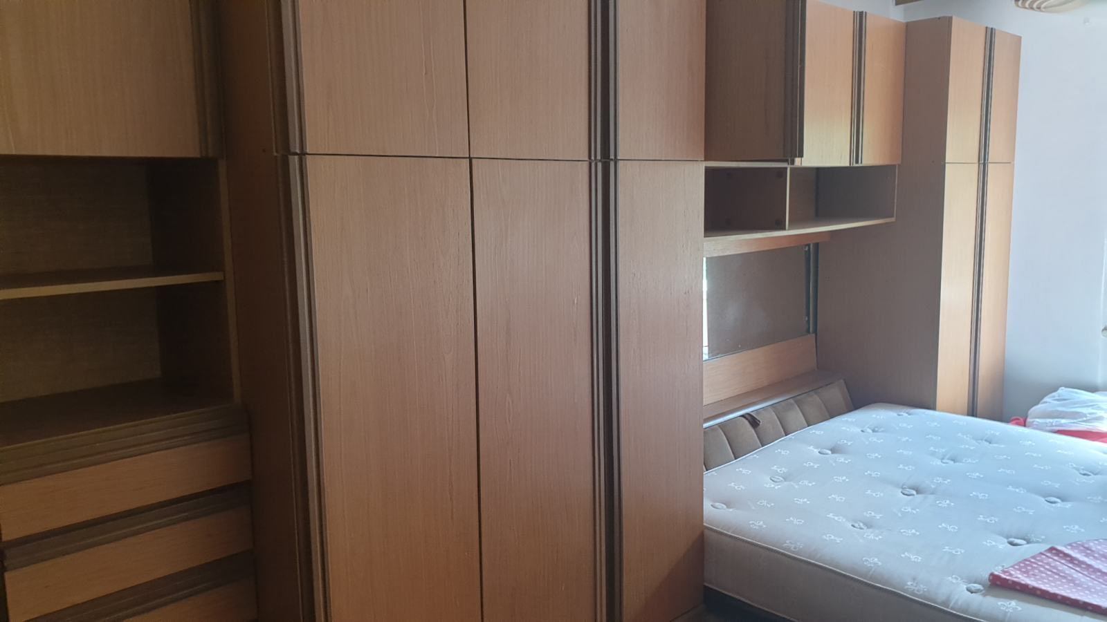 Poklanjam spavaću sobu u odličnom sranju