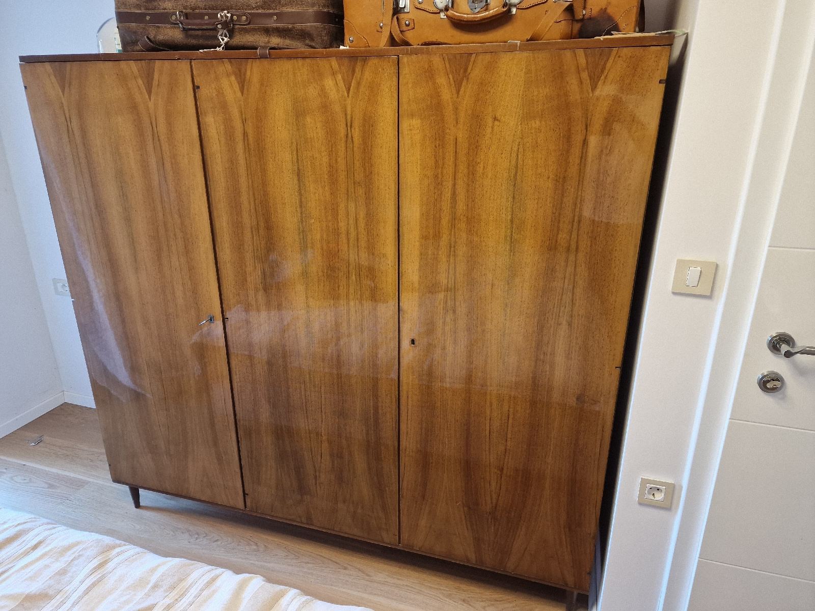 Poklanjam starinski ormar