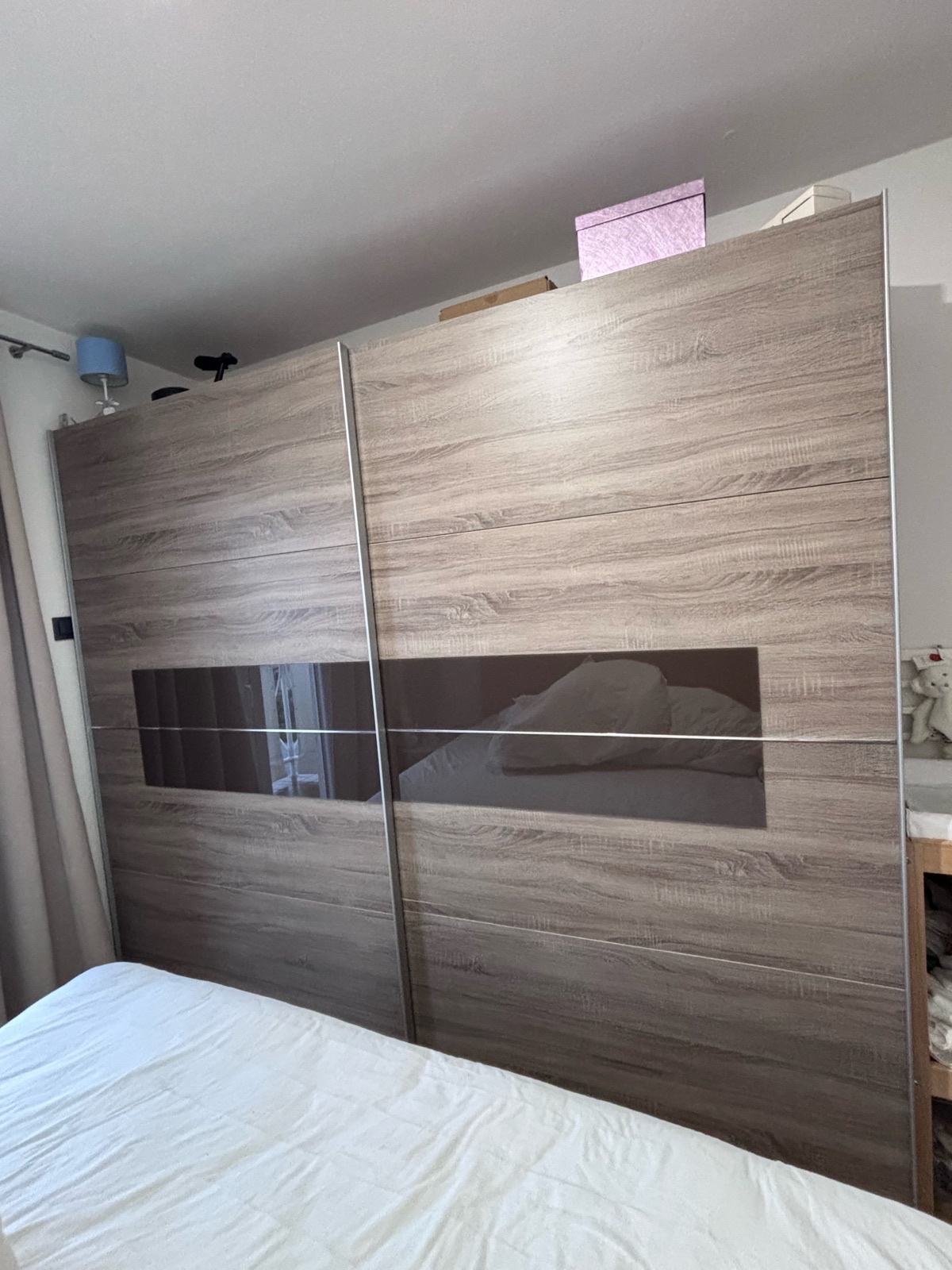 Predivan ormar u boji hrasta+staklo