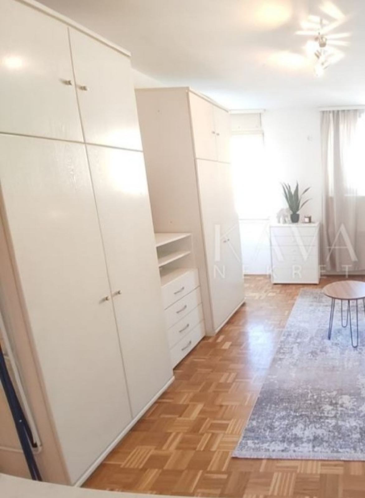 Prodaja dva velika bijela ormara