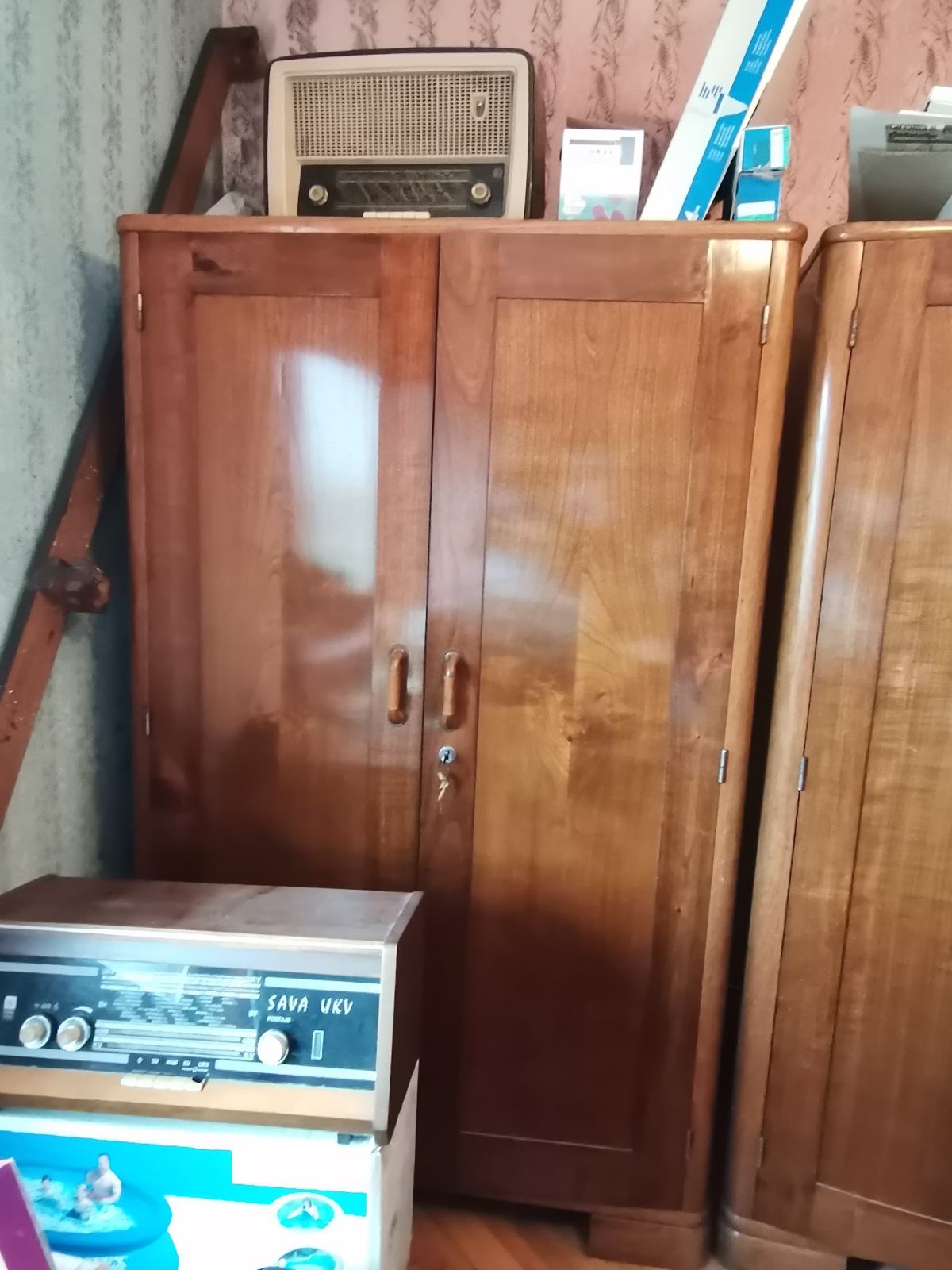 Prodaja starinskih ormara i radija