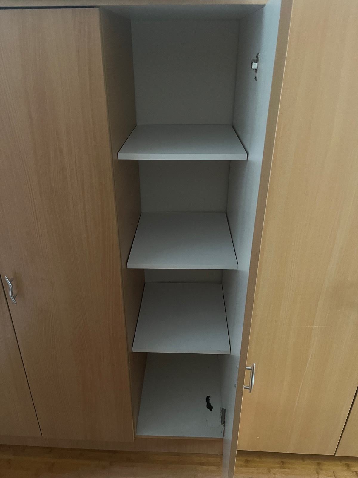 PRODAJEM DRVENI ORMAR HITNO JEFTINO