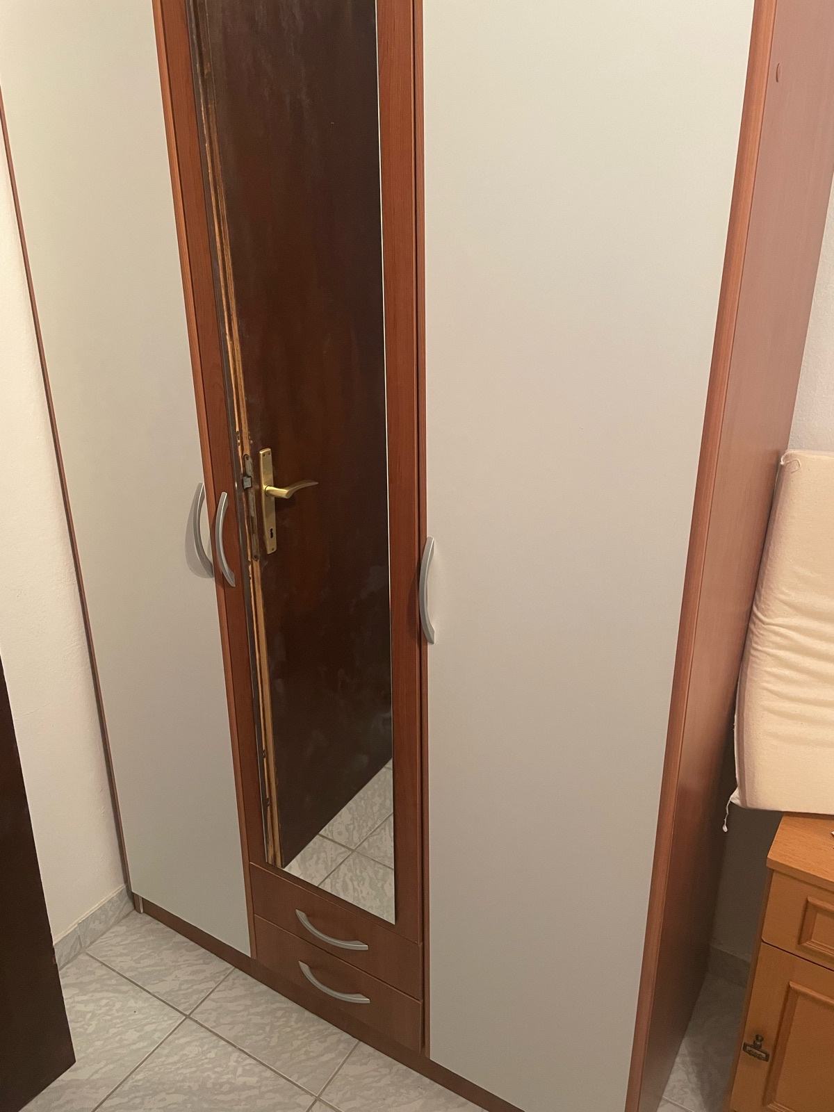 PRODAJEM ORMAR SA OGLEDALOM 1,2x2m