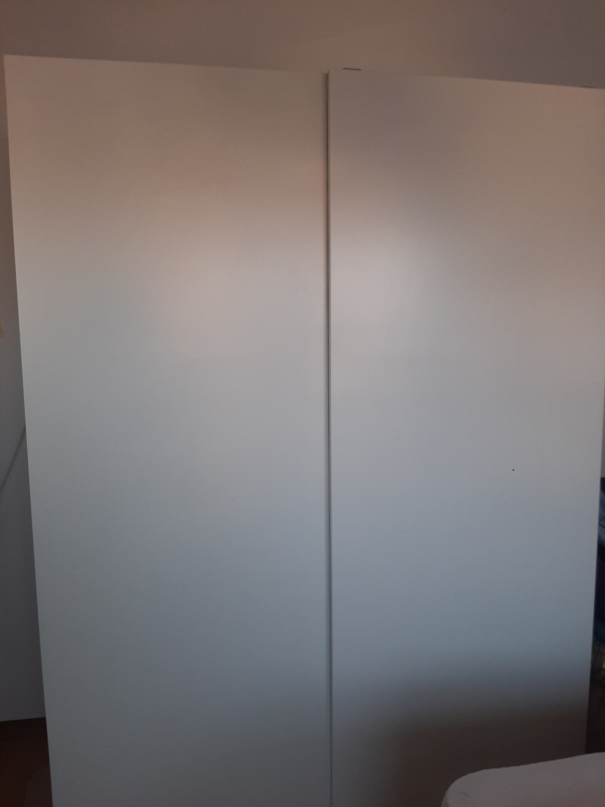 Prodajem ormar za spavaću sobu.