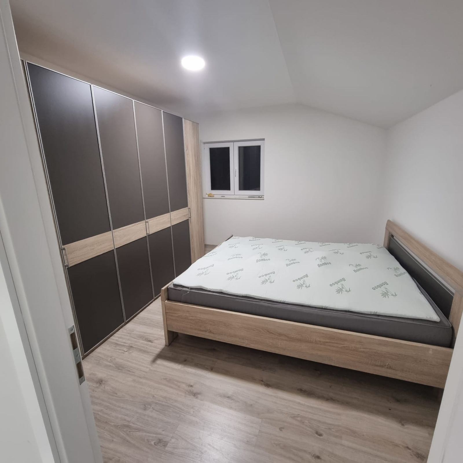 Prodajem sobu (ormar i krevet)