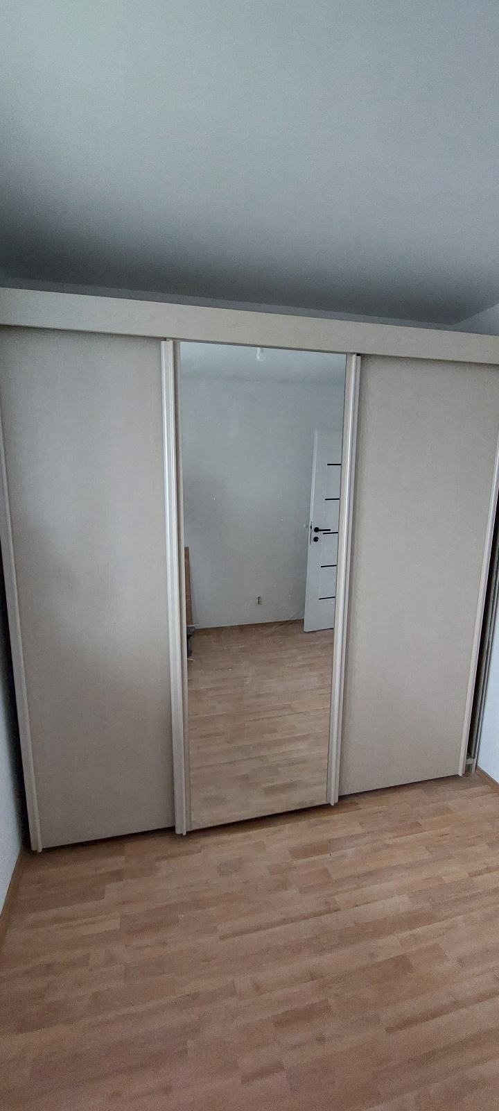 Prodajem trokrilni klizni ormar