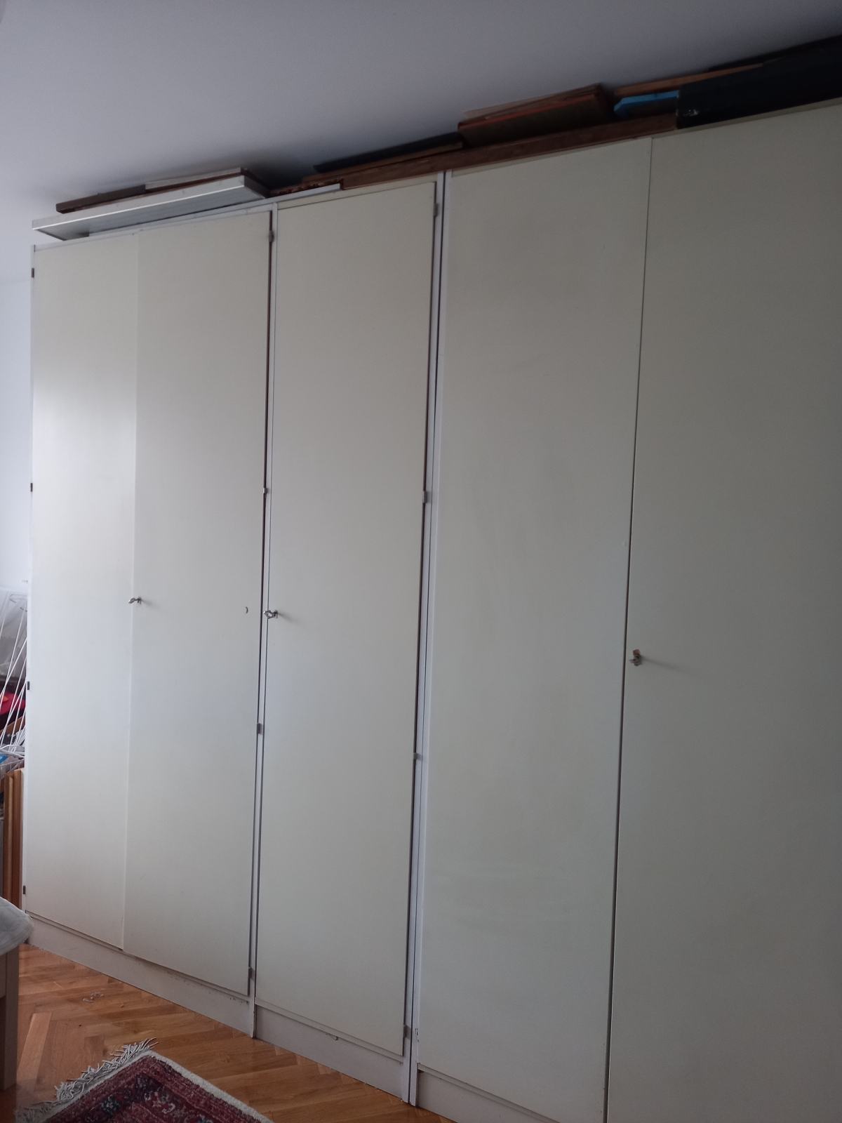 Samostojeći biijeli ormar