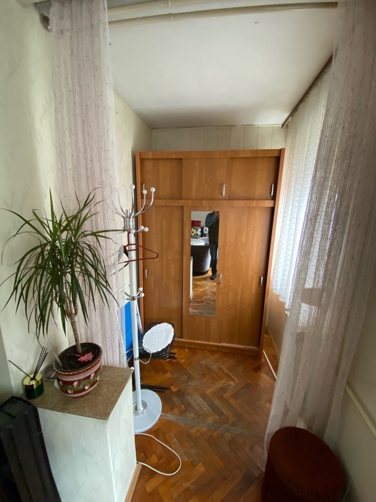 Samostojeći garderobni ormar