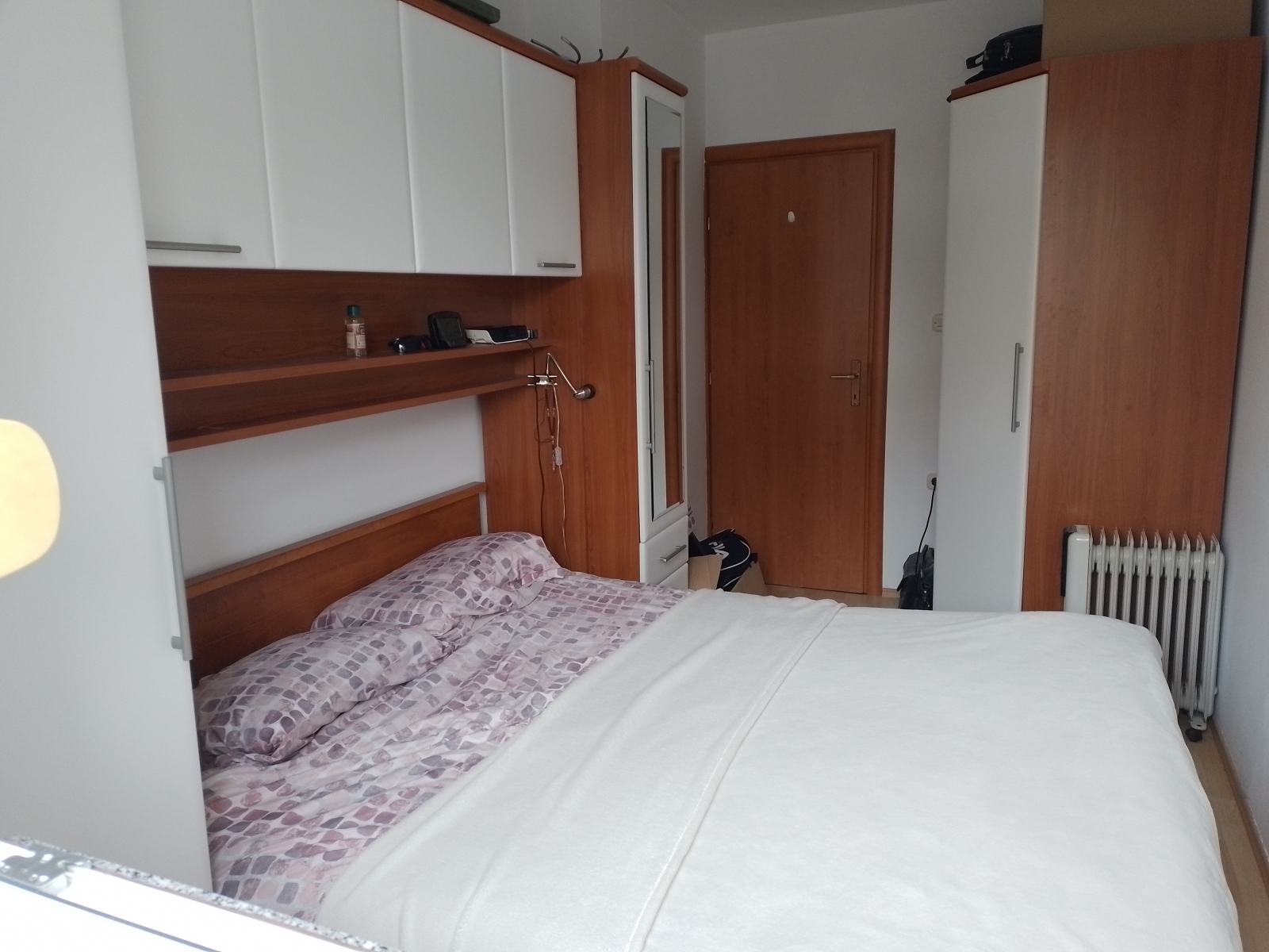 Spavaća soba sa krevetom 160x200, 2 bočna ormara, most i kutni ormar