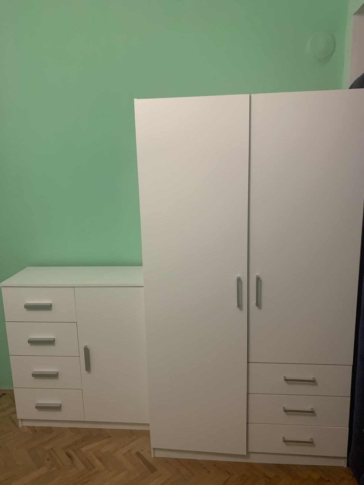 Spavaca soba; ormar, komoda, krevet s madracom i dva nocna ormarica