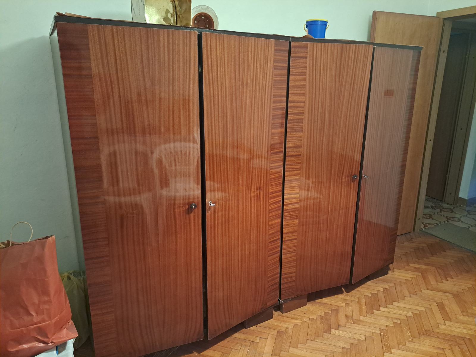 Dva odvojena starinska ormara za sobu