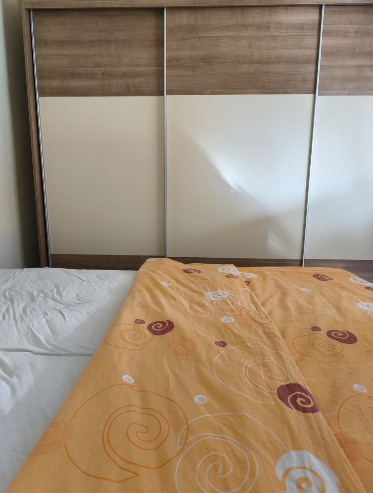 trokrilni klizni ormar i bračni krevet 180200 sa madracima