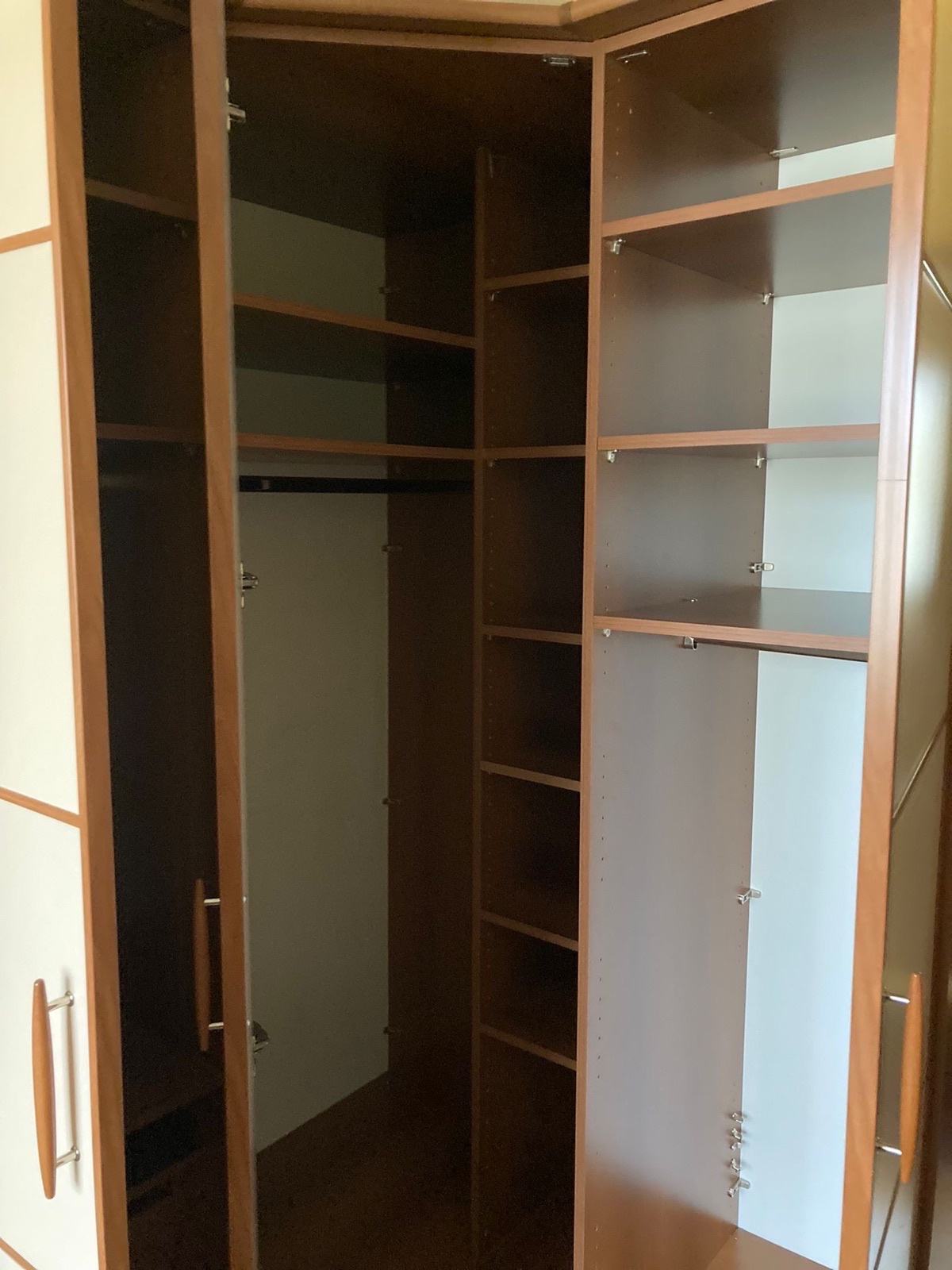 Trokrilni kutni garderobni ormar