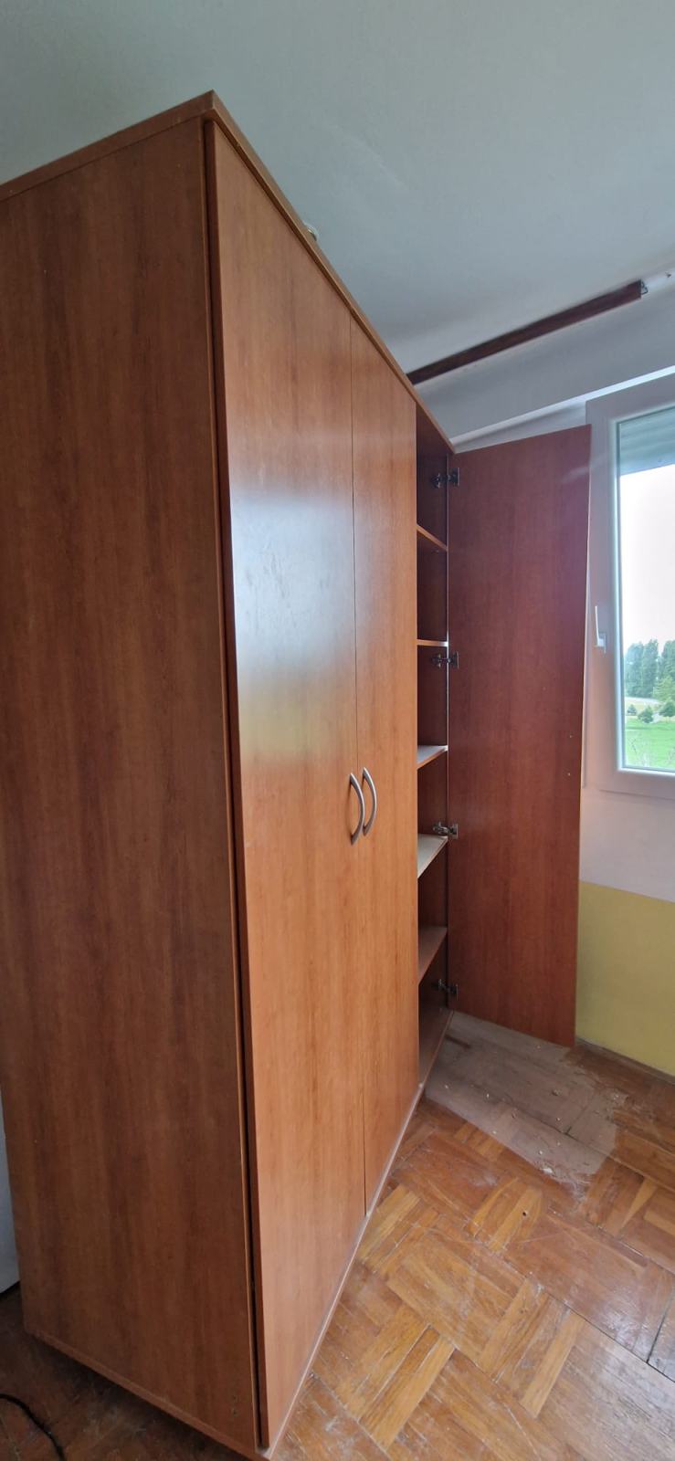 Trokrilni Ormar, Hrastov