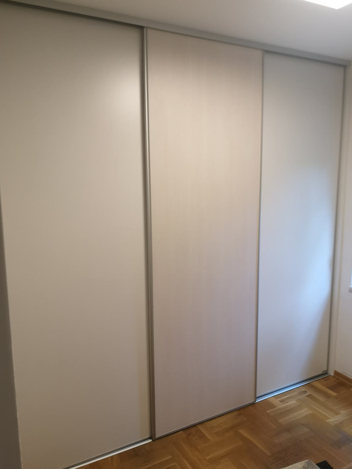 Ugradbeni ormar iz Edura dimenzija V 268 cm x Š 265 cm x D 65 cm