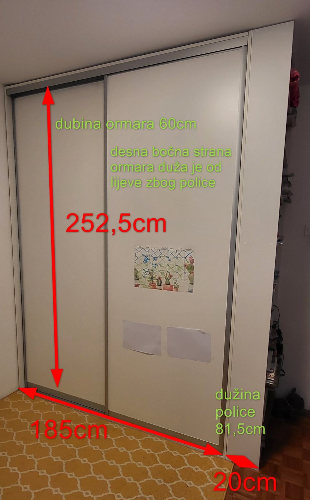 Ugradbeni ormar s kliznim vratima i policom s desne strane