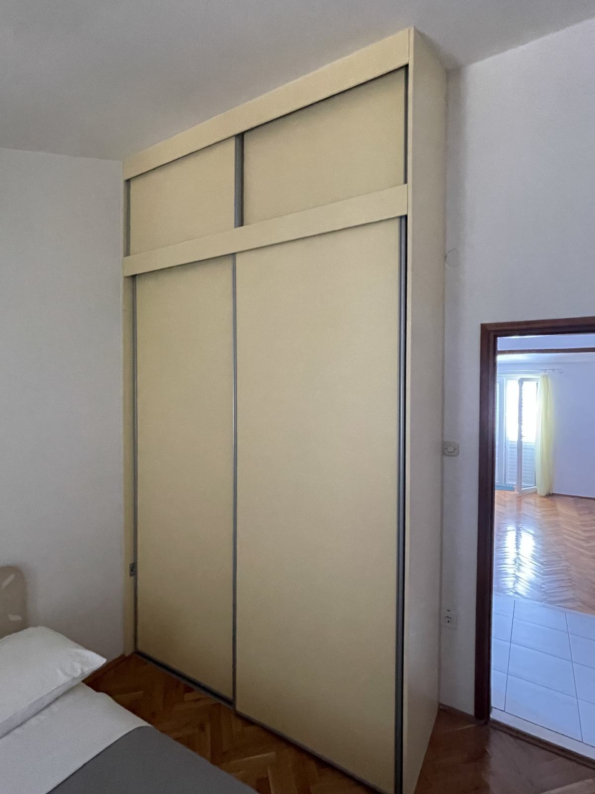 Ugradbeni ormar s kliznim vratima