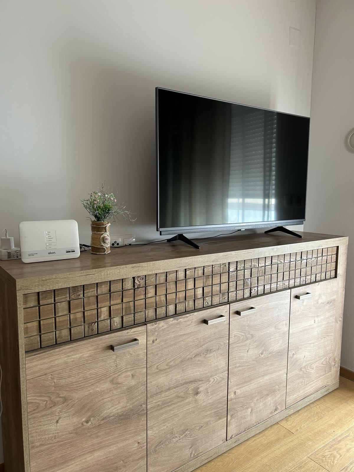 veliki noviji ormar za tv