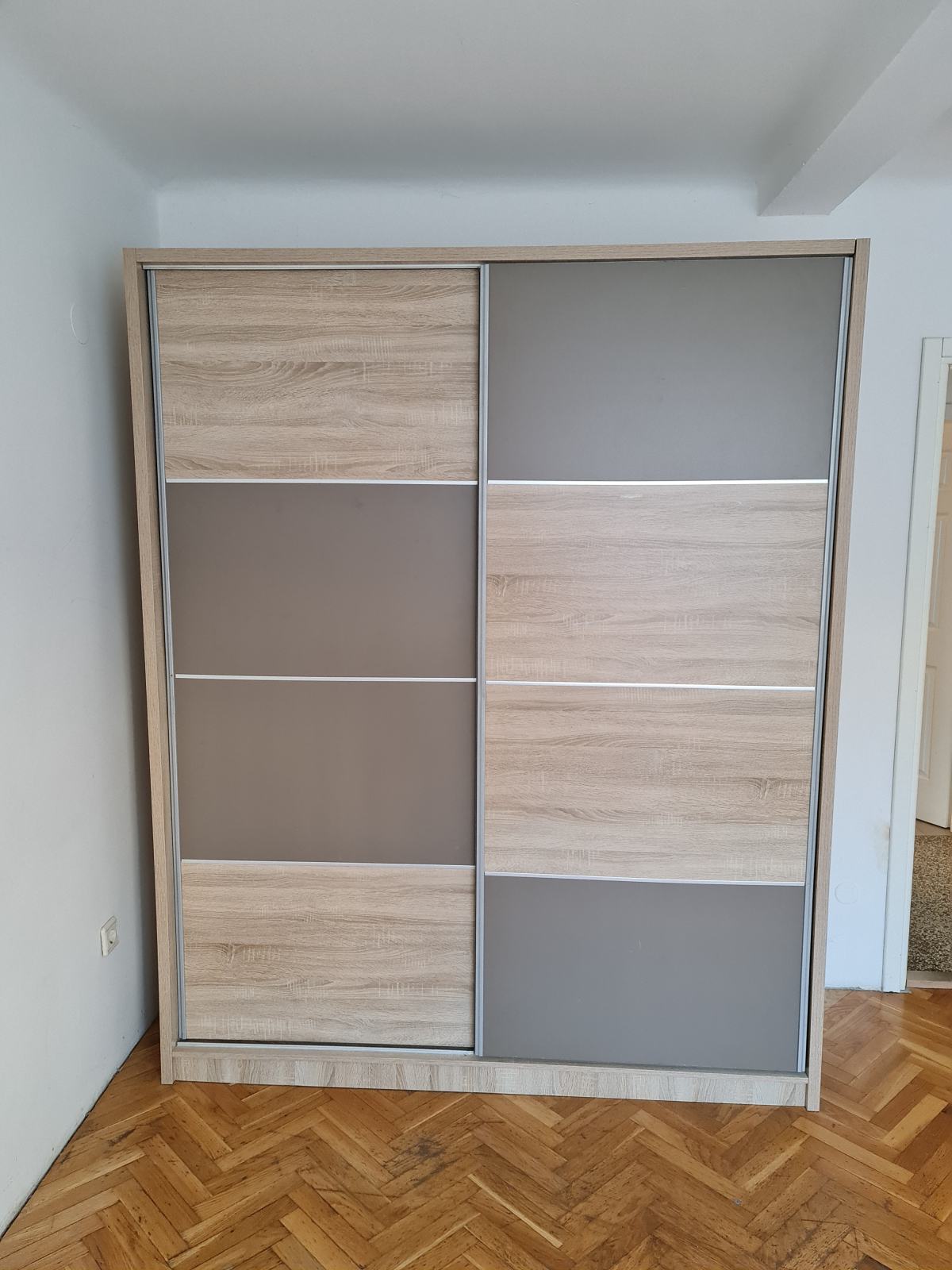 Veliki ormar s kliznim vratima