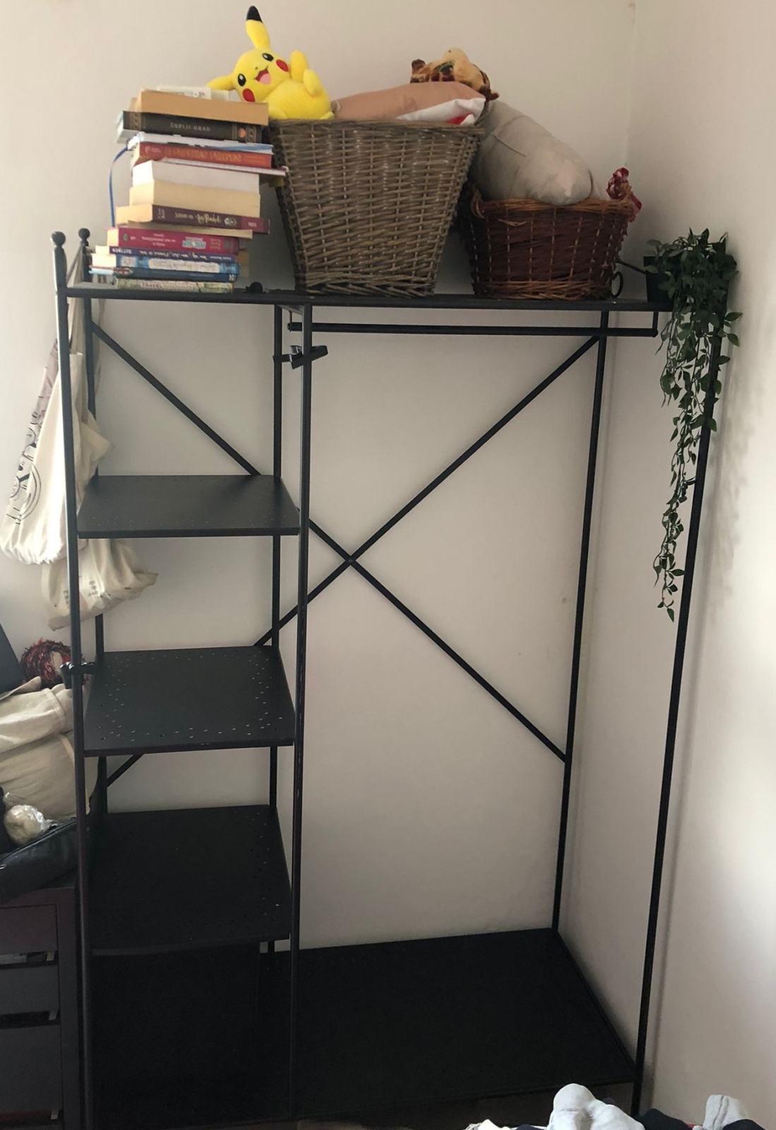 Željezni/mesingani otvoreni ormar s policama