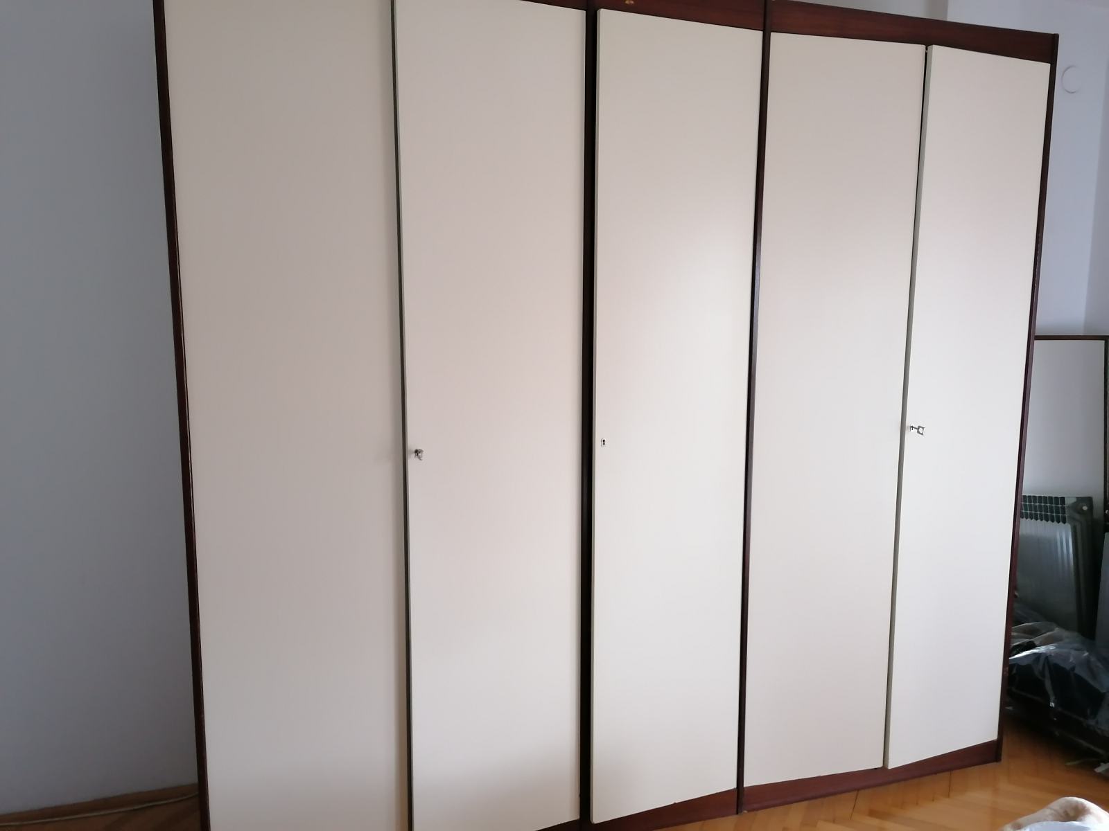 Poklanjam ormar, most iznad kreveta i krevet