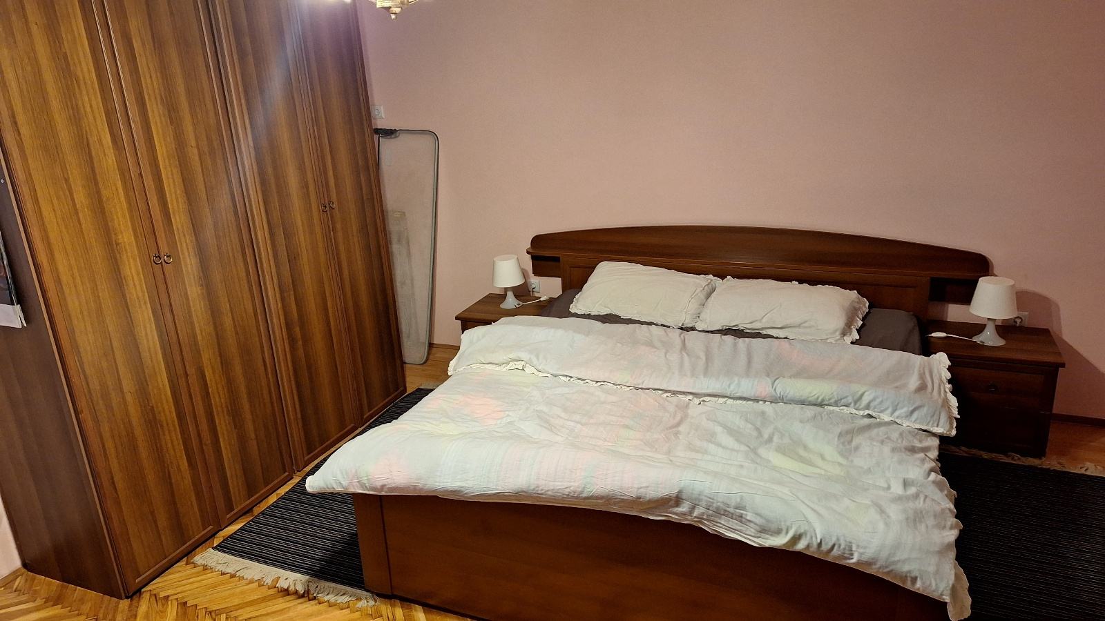 Spavaća soba - dva ormara, dva noćna ormarića i krevet s madracima