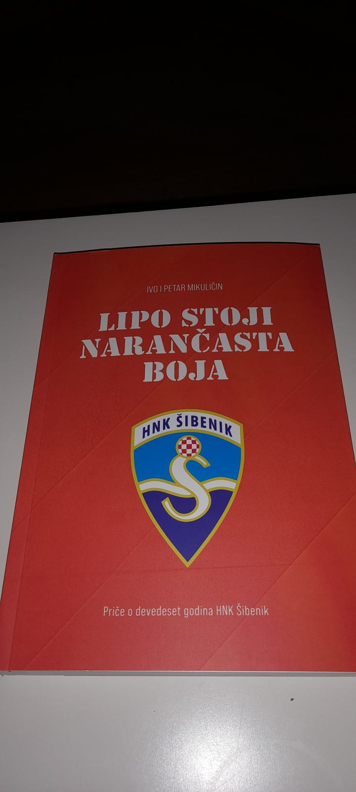Lipo stoji narančasta boja