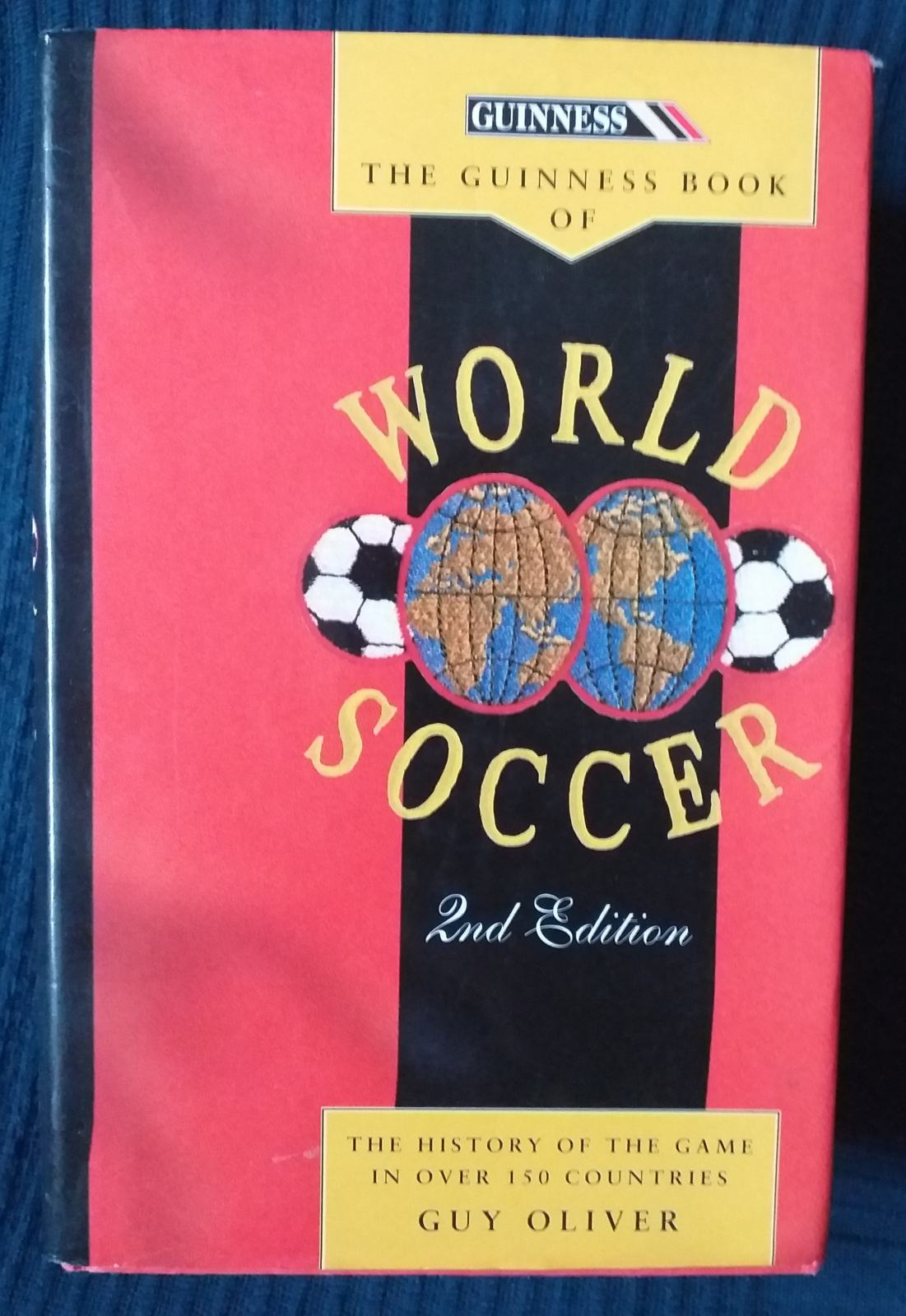 THE GUINNES BOOK OF WORLD SOCCER - Guy Oliver