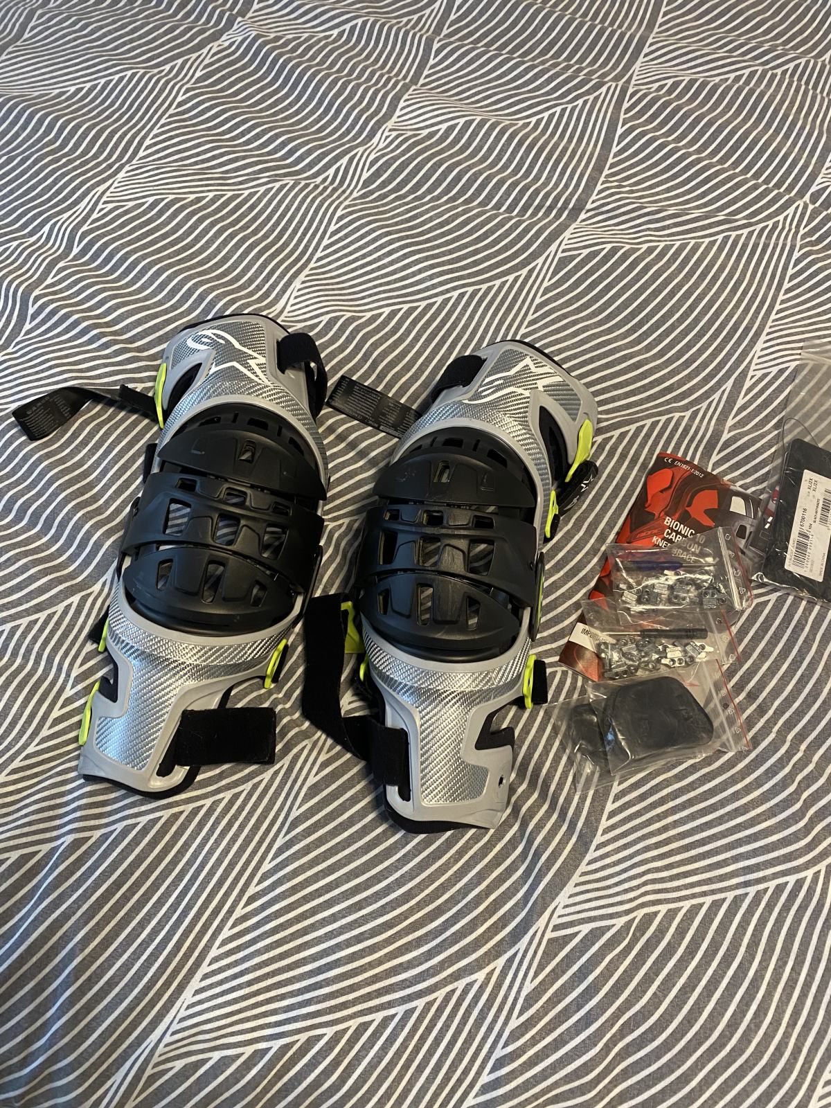 ALPINESTARS BIONIC-7 KNEE BRACE SET (Model 2024)