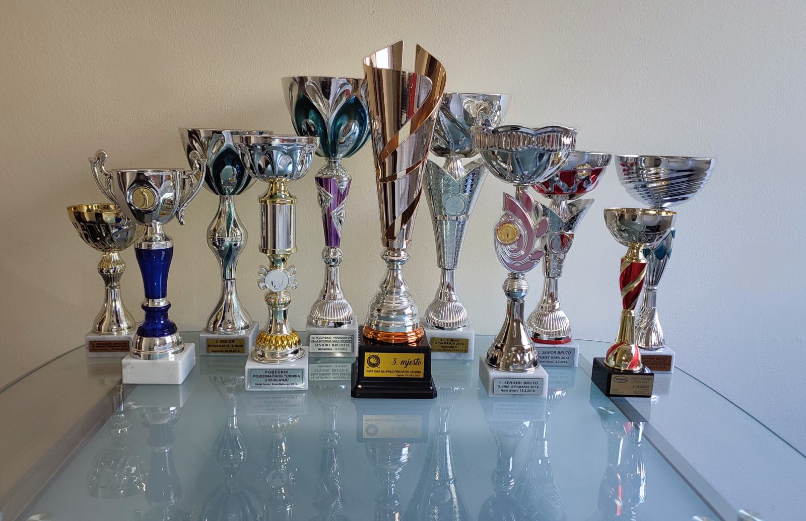 Pehari sportski trofeji (golf i kuglanje) + medalje gratis