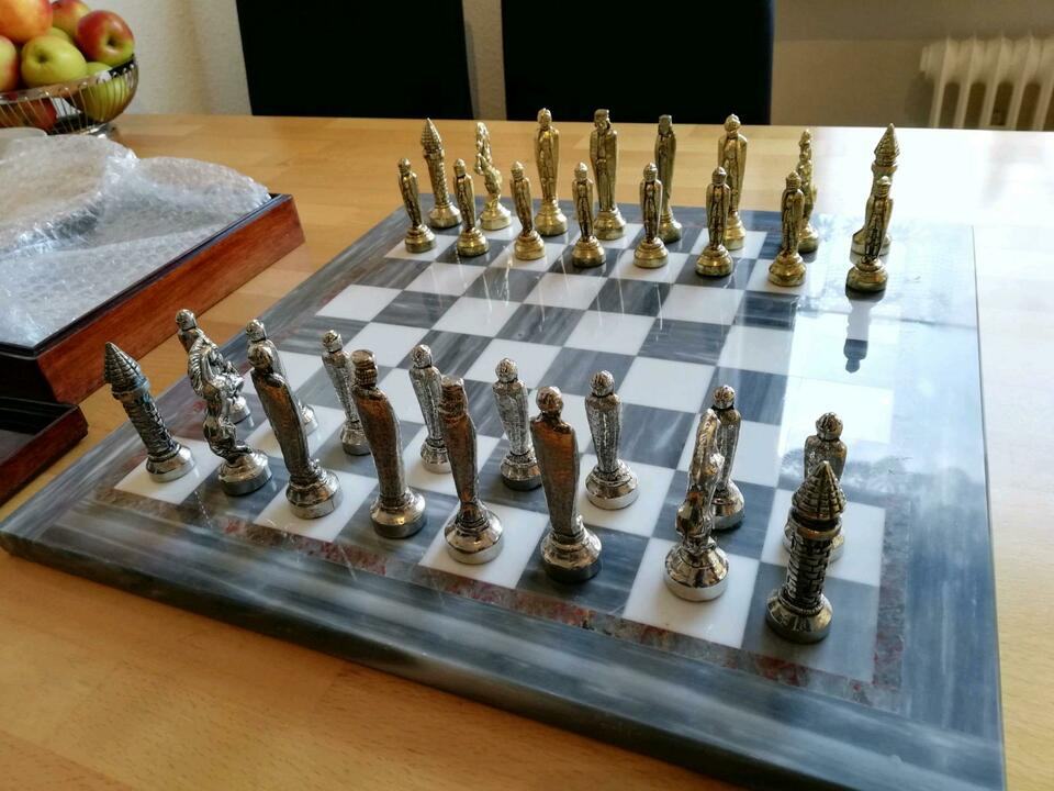 PREKRASAN MRAMOR ŠAH SA FIGURAMA IZ METALA (REZERVIRAN)