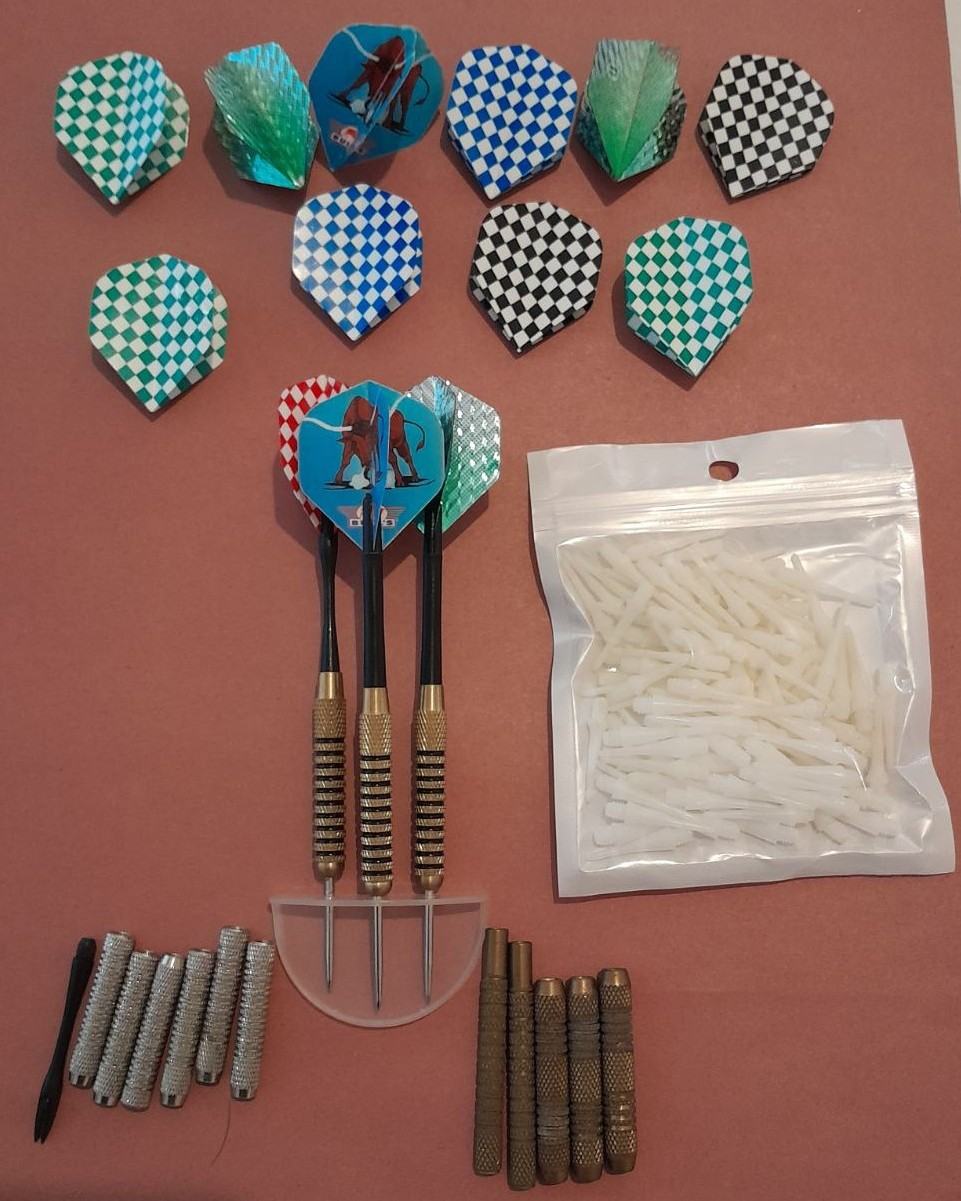 Veliki pikado set – 3 strelice + rezervni dijelovi – čelični vrhovi