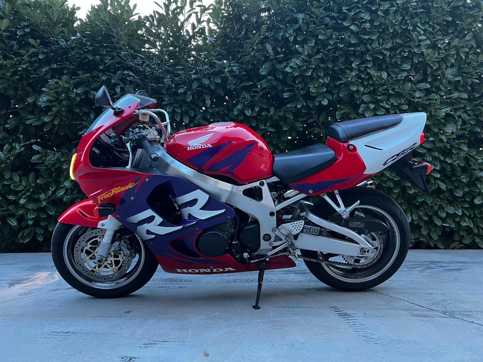 Honda CBR 900RR Fireblade SC33 918 cm3, 1998 god.