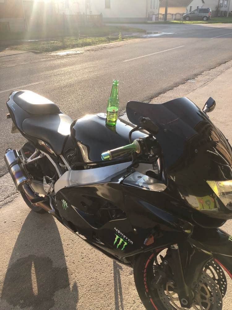 Kawasaki Ninja 900 900 cm3, 2000 god.