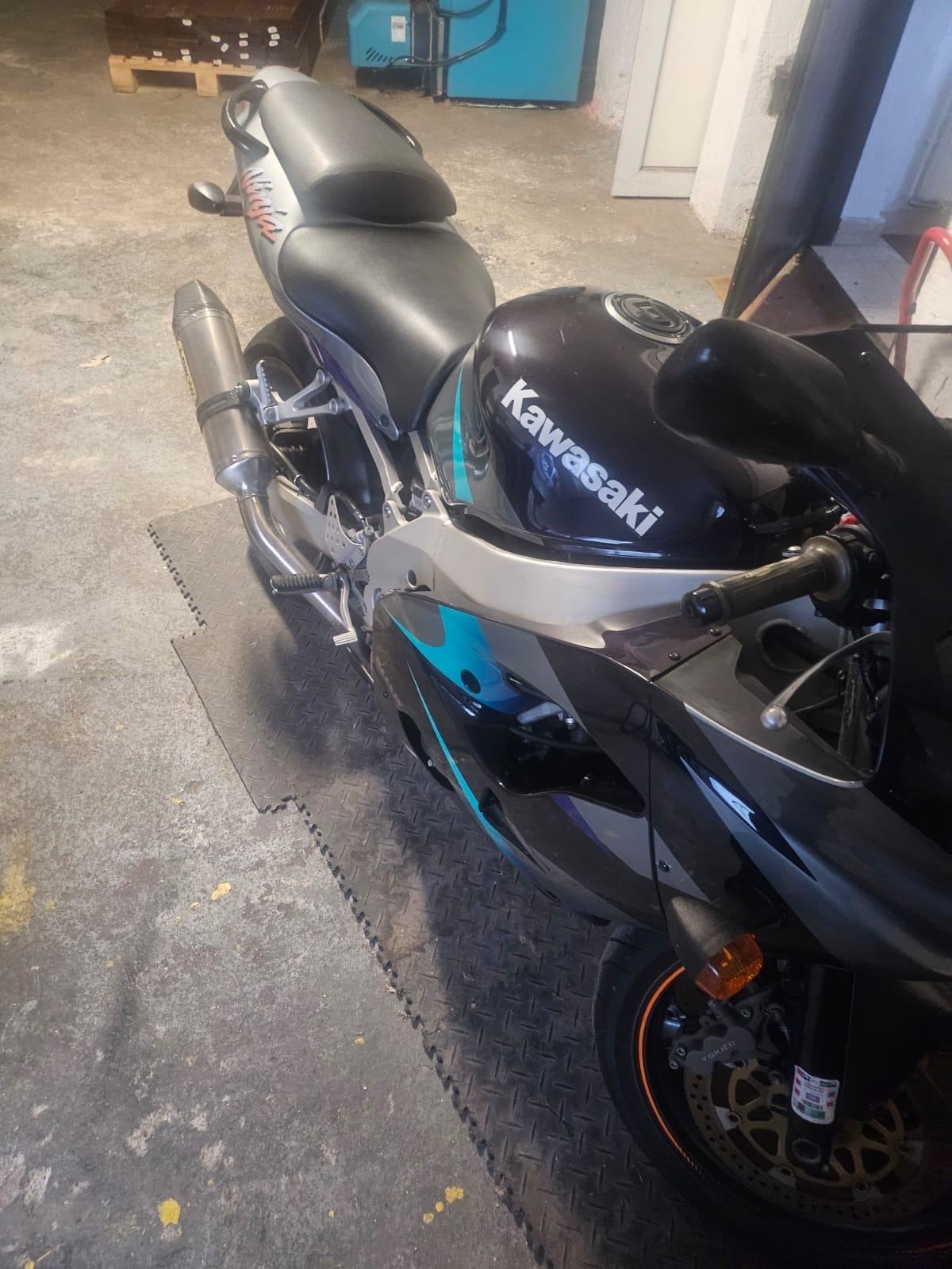 Kawasaki ZX 900 R 899 cm3, 2003 god.