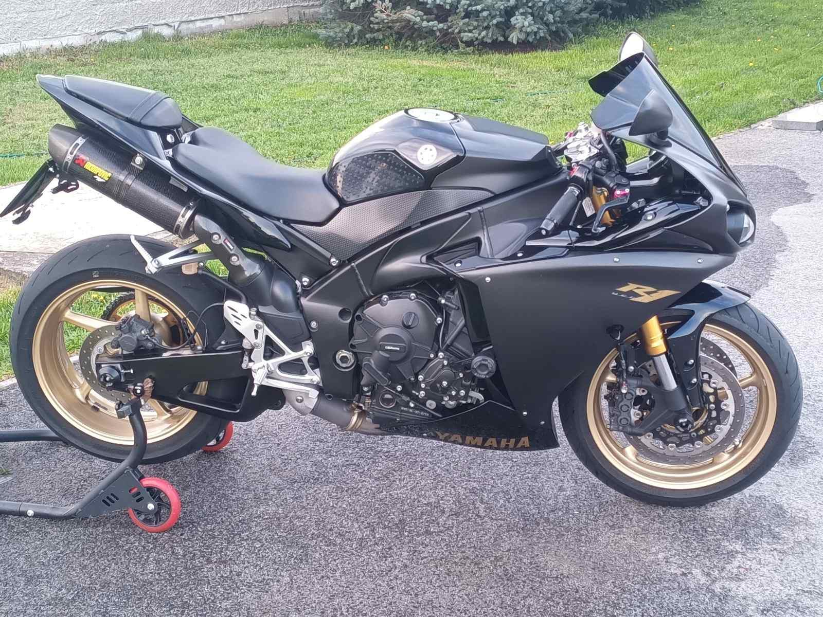 Yamaha R1 - 22.000km, 2011 god.