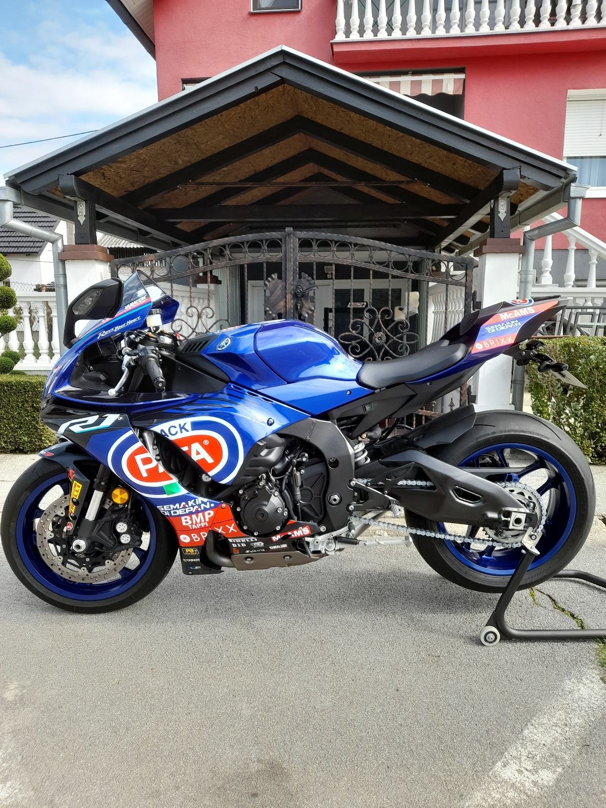 Yamaha R1 rn 65 999 cm3, 2022 god.