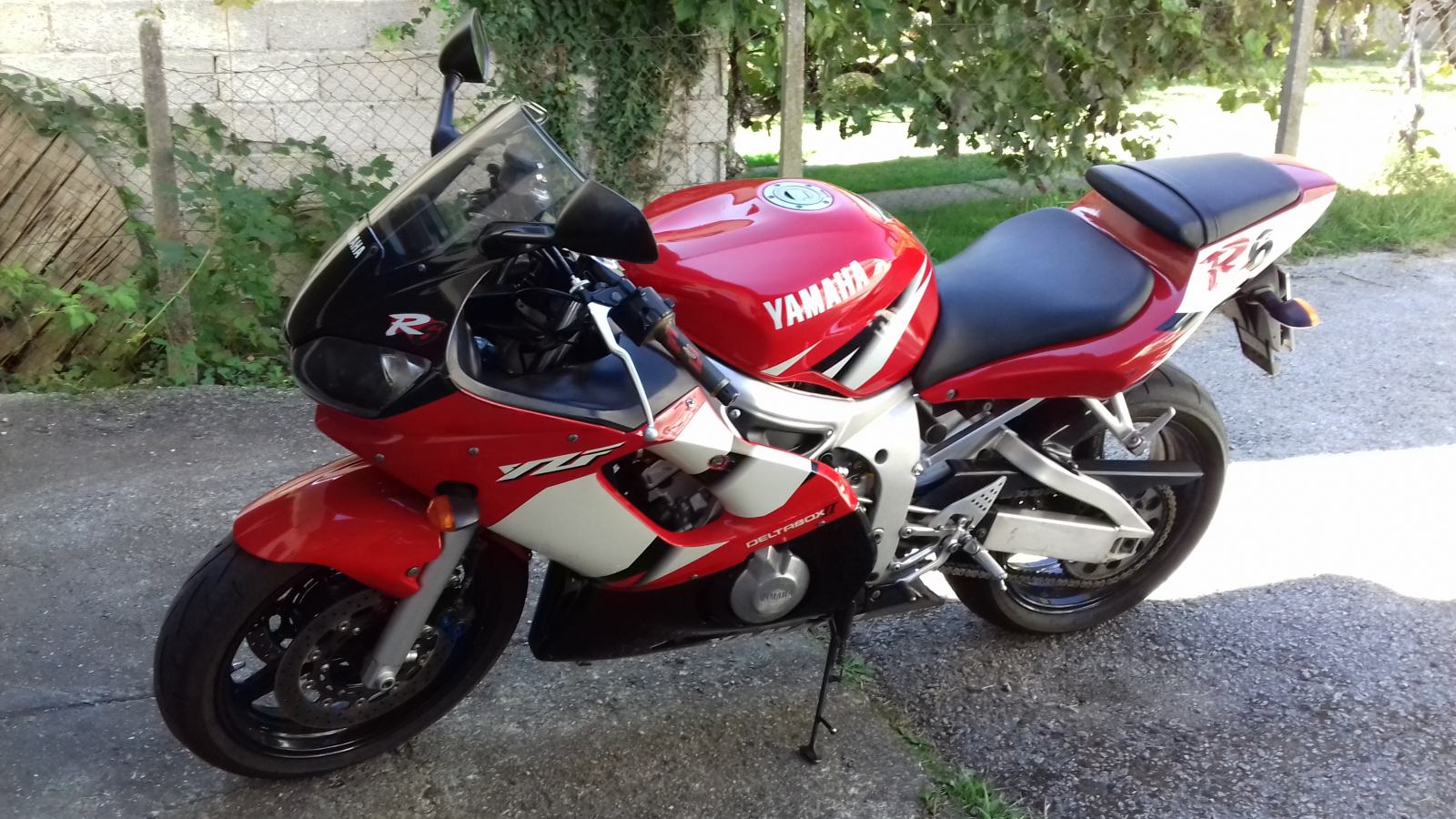 Yamaha YZF R6 599 cm3 reg5/20 hitno!, 2002 god.