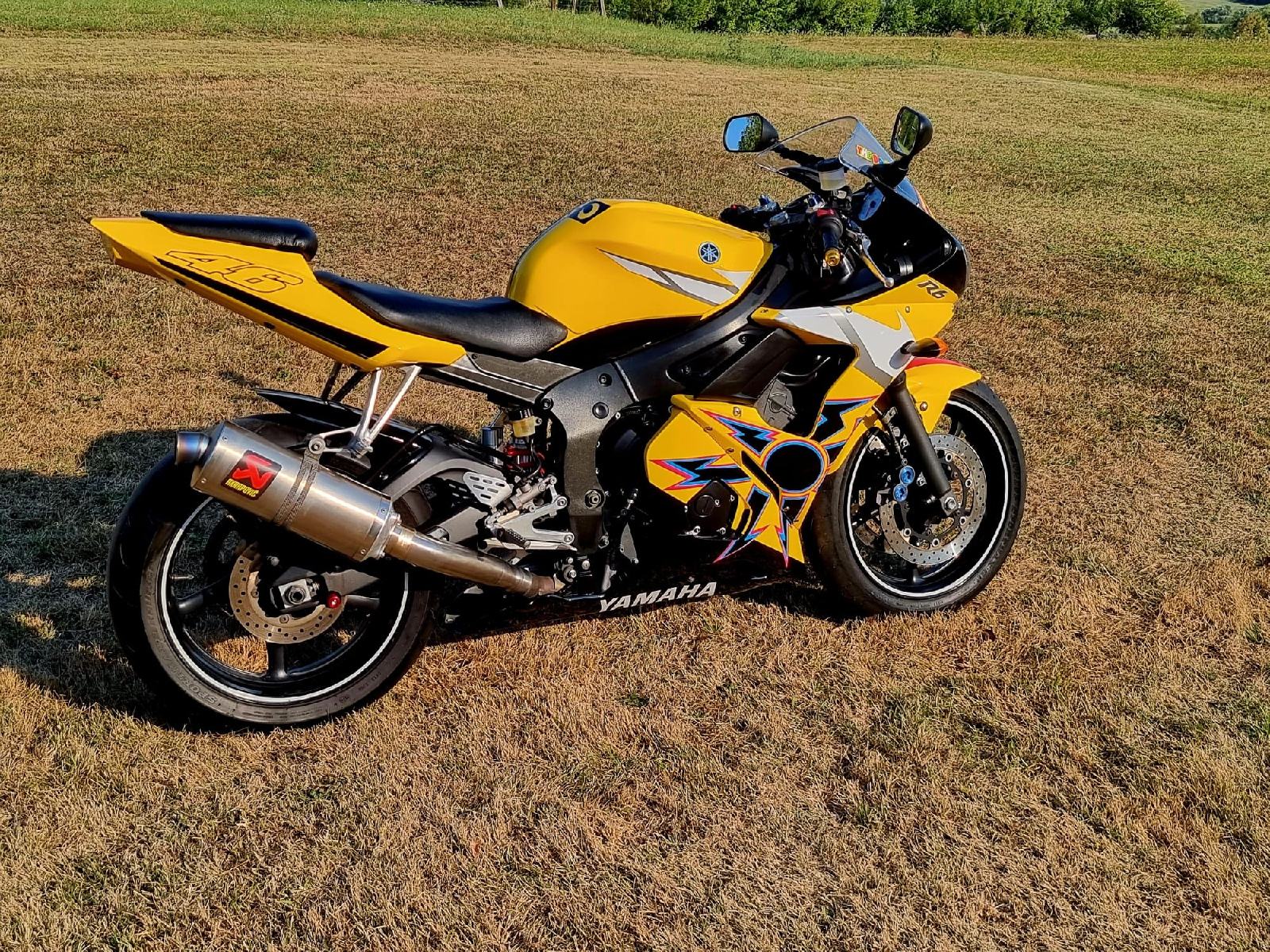 Yamaha YZF R6 Akrapovic Valentino Rossi replica, 2003 god.