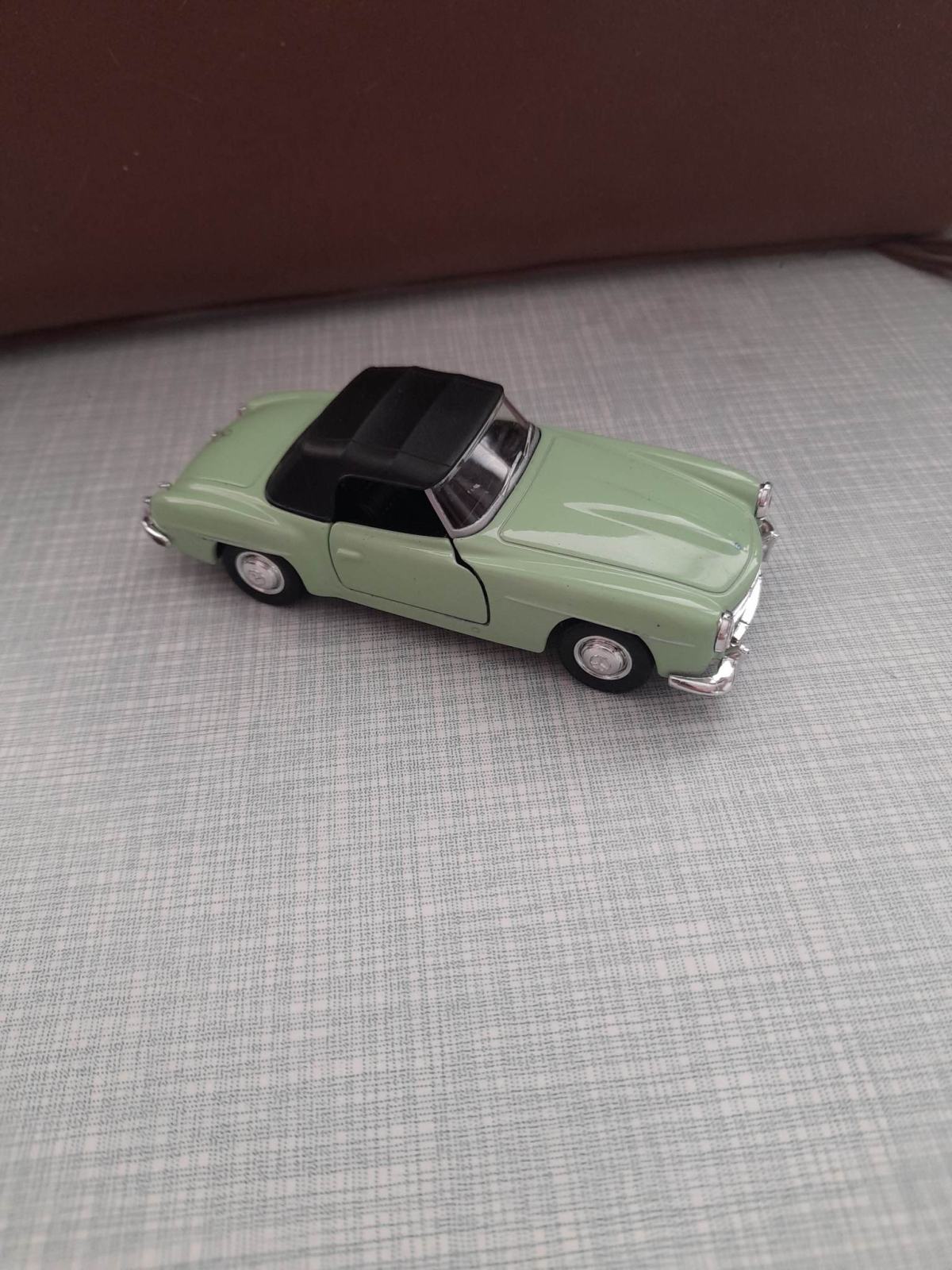 autić-igracka- suvenir- mercedes