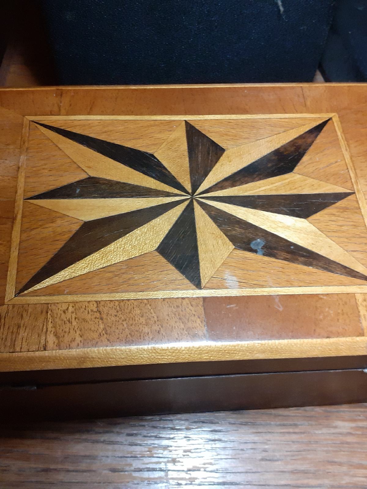 DRVENA KUTIJA RUČNI RAD INTARZIJA