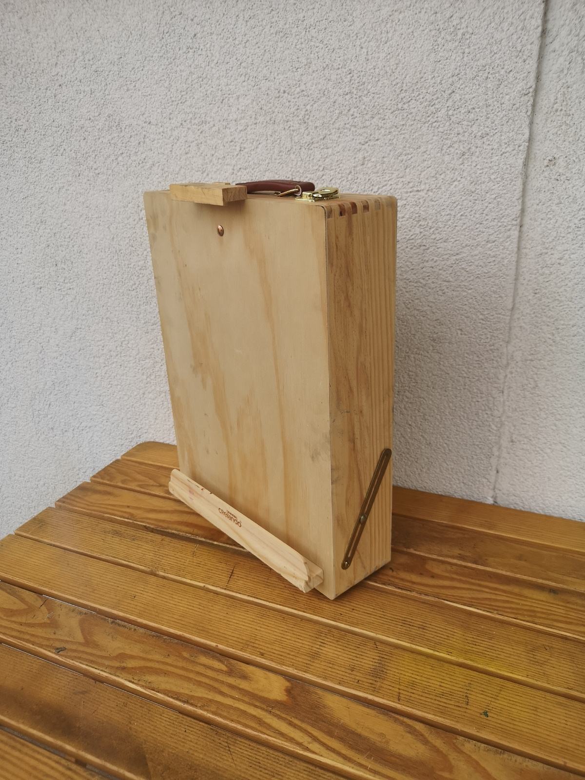 drveni kofer sa štafelajem