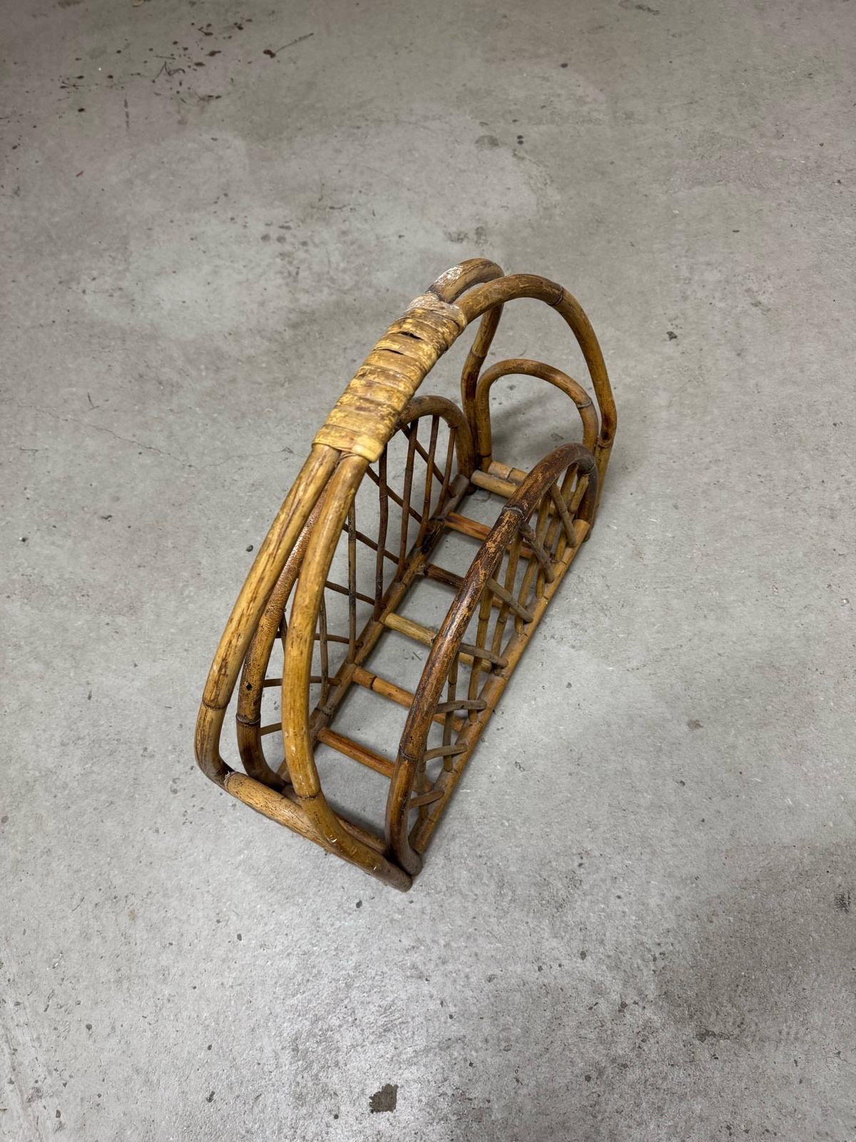 DRŽAČ NOVINA DRVENI STARINSKI