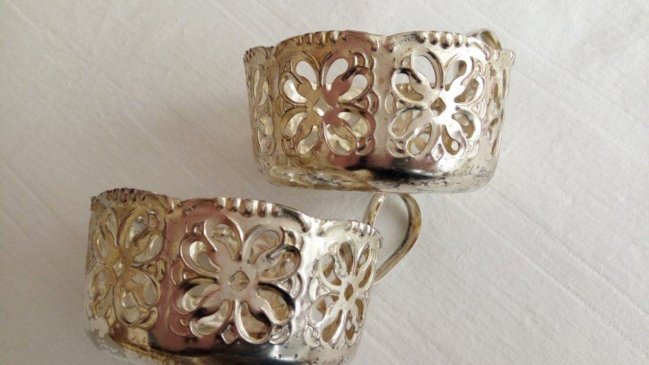 Dvije posrebrne rezbarene starinske posudice za čašu - filigran
