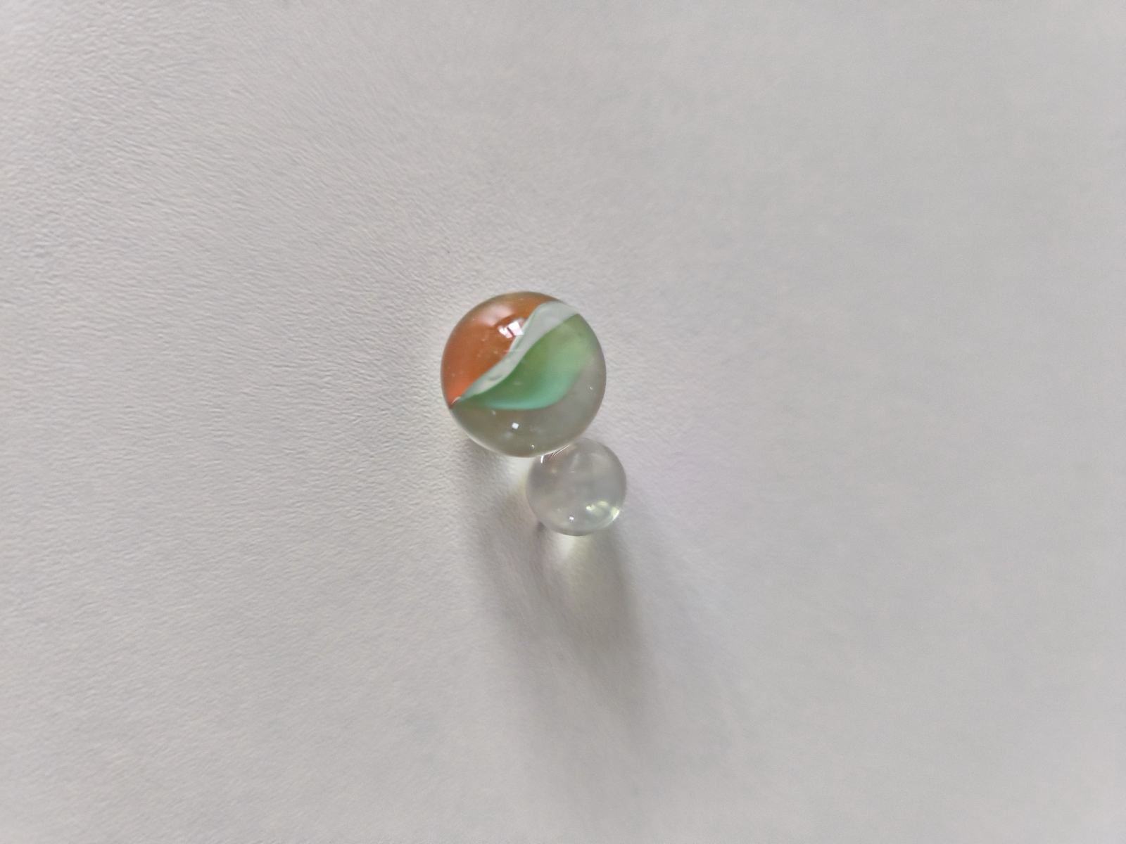 Dvije staklene pikule - franje - klikeri - špekule - veća i manja