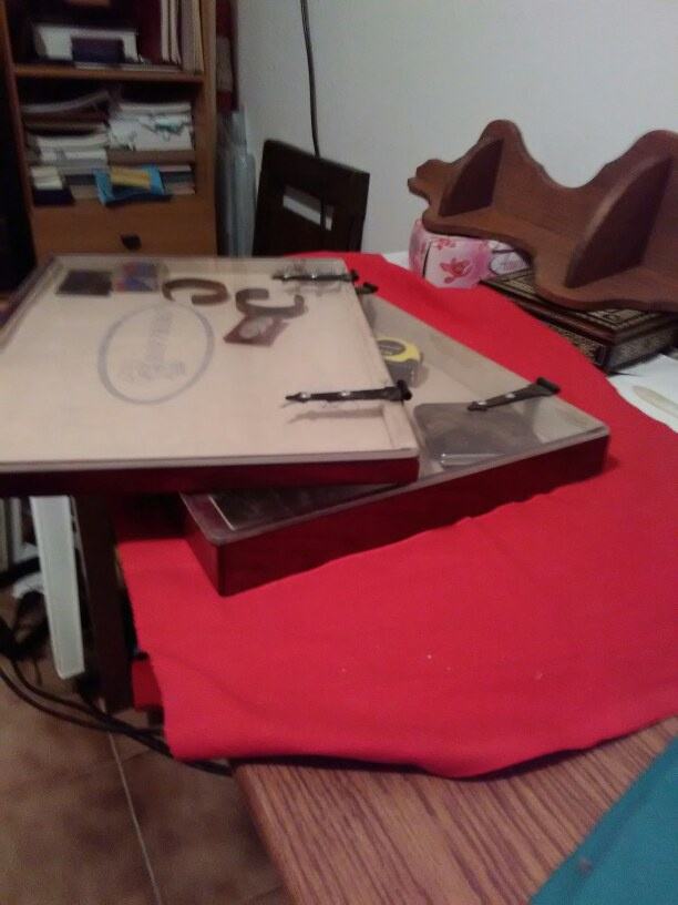 Dvije štand vitrine