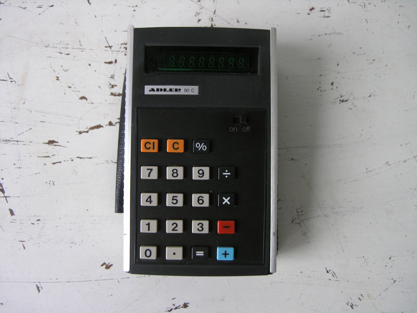 elektronski kalkulator Adler