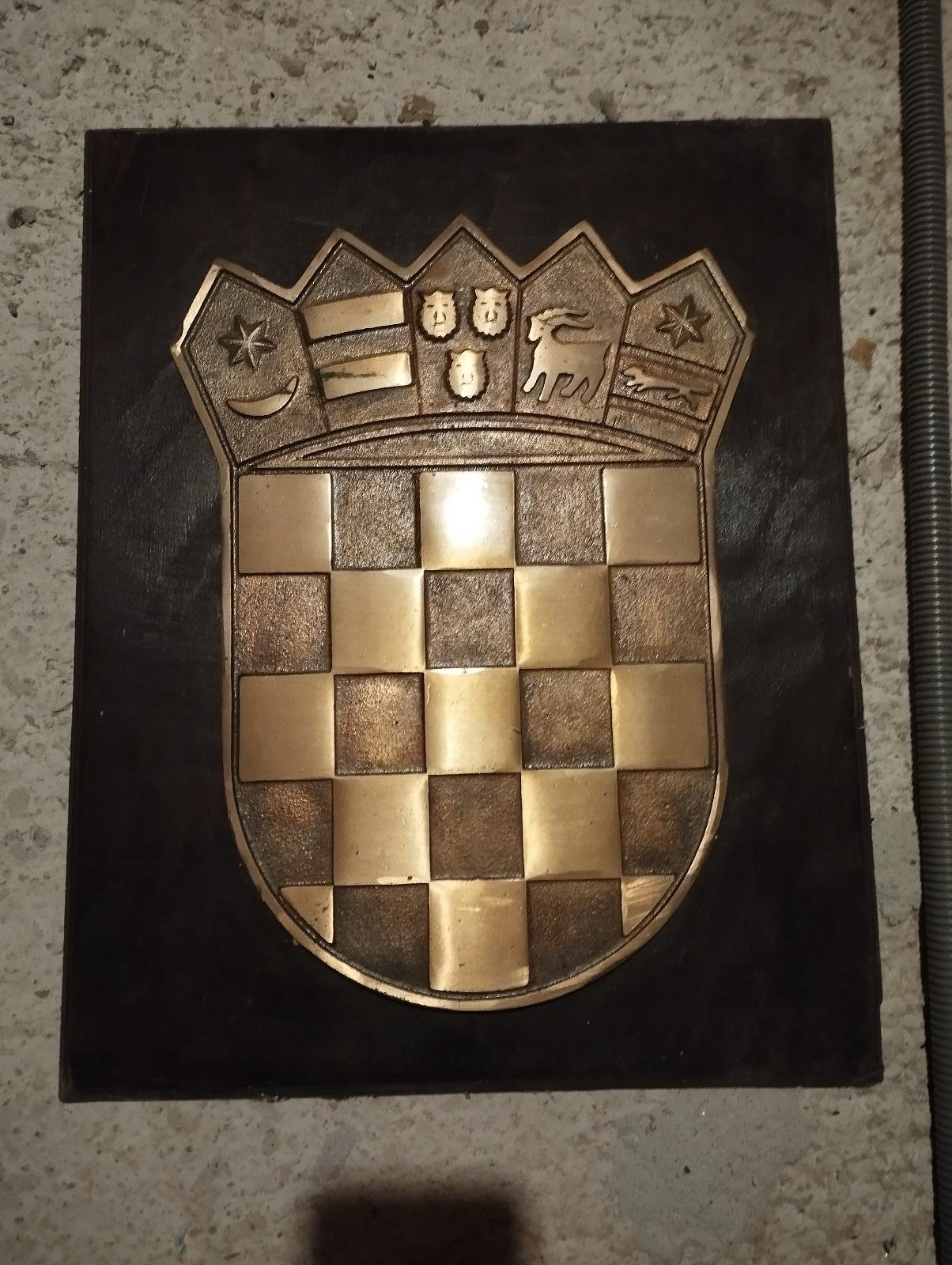 Bronca- Grb Hrvatske na drvetu